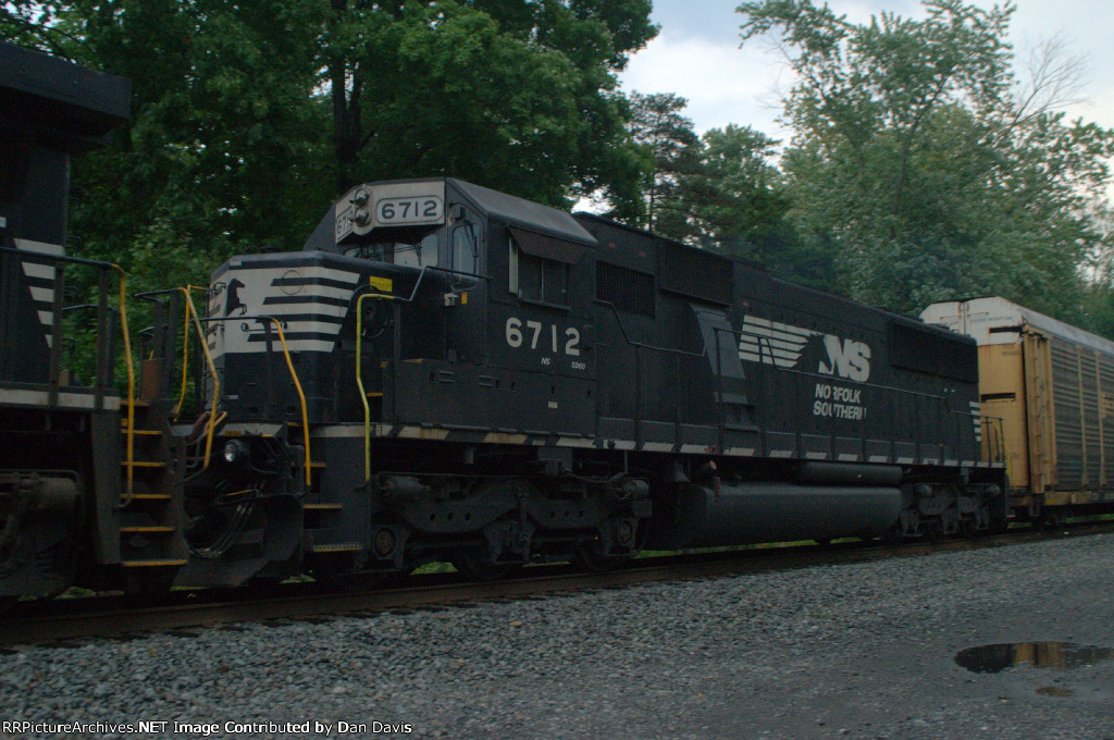 NS SD60 6712 trails on 33K
